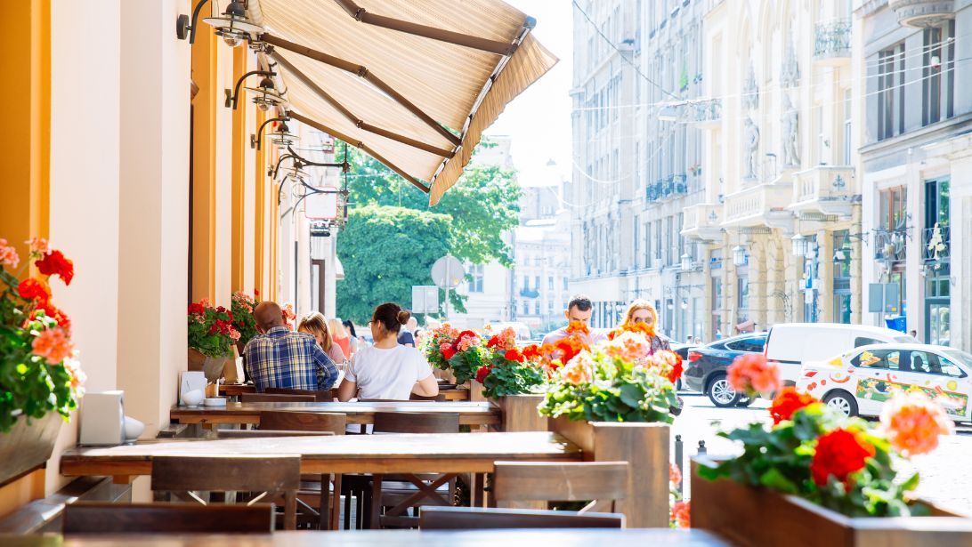 Why You Should Set Up Outdoor Dining for Your Restaurant